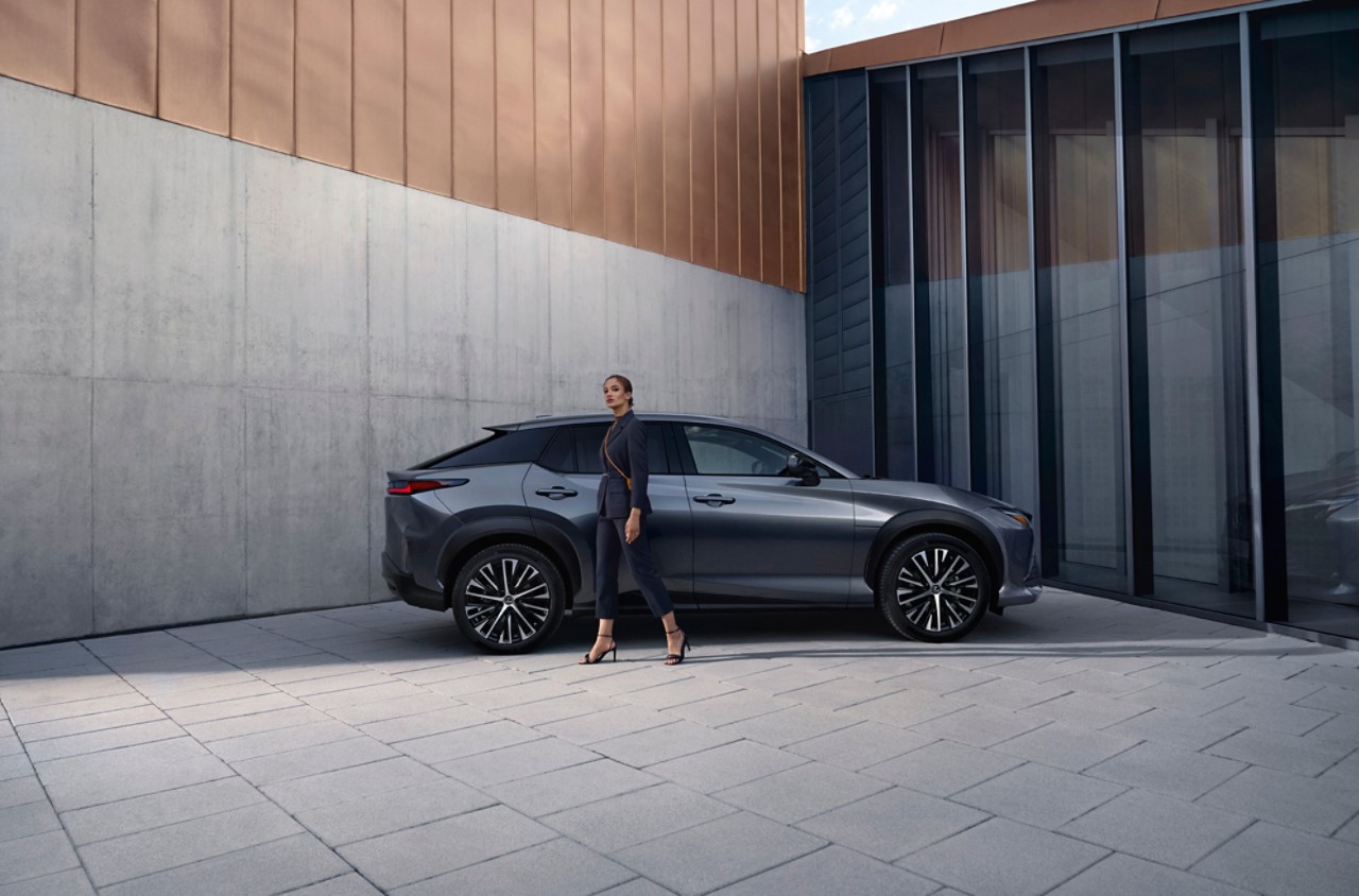 Lexus LS : la limousine Hybride emblématique | Lexus France