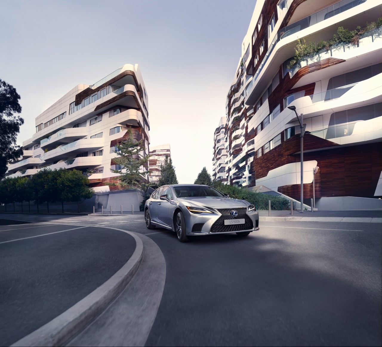 Lexus LS : la limousine Hybride emblématique | Lexus France