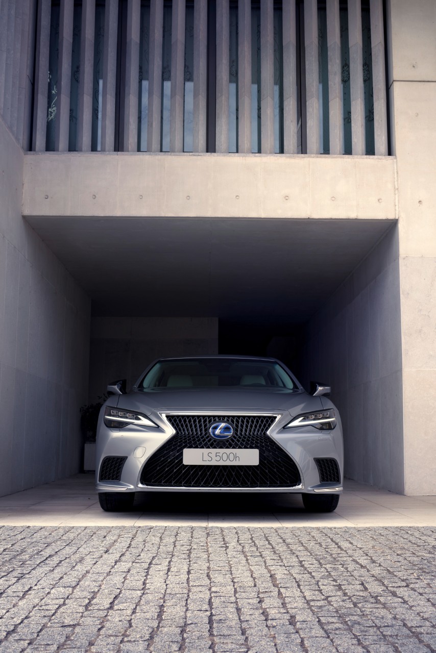 Lexus LS : la limousine Hybride emblématique | Lexus France