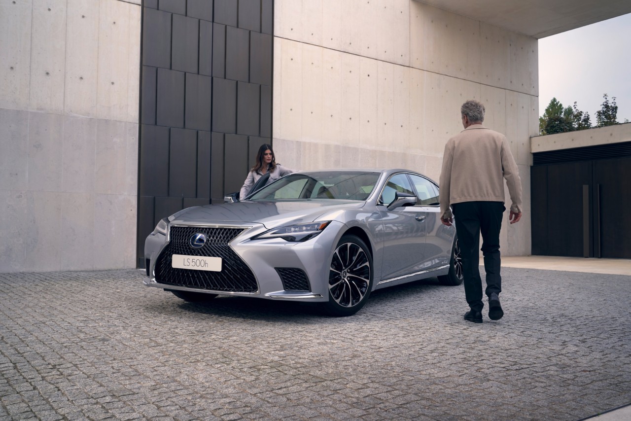 Lexus LS : la limousine Hybride emblématique | Lexus France