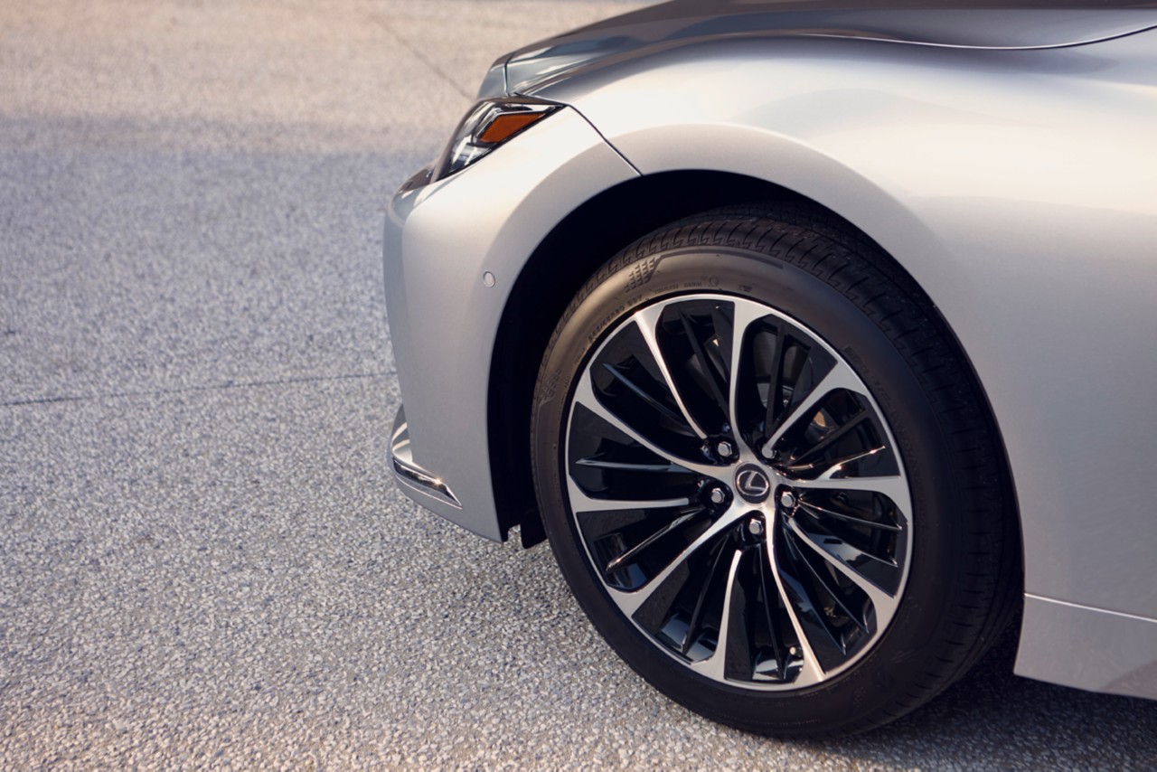 Lexus LS : la limousine Hybride emblématique | Lexus France