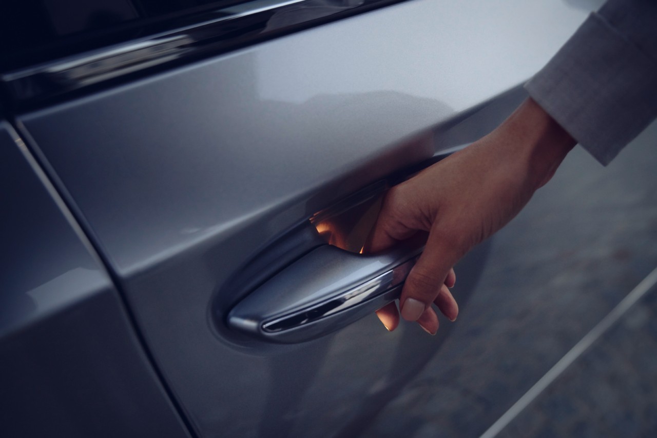 Lexus LS : la limousine Hybride emblématique | Lexus France