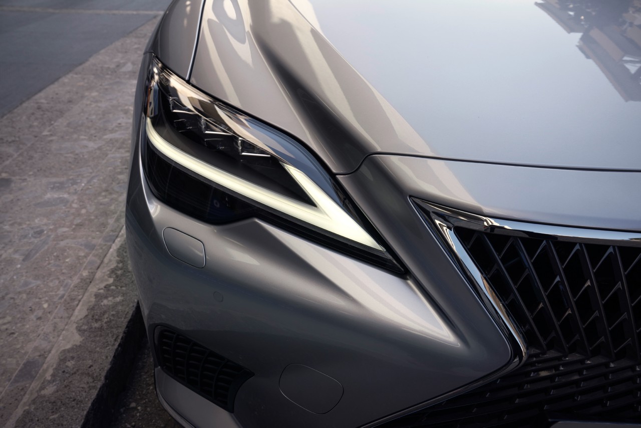 Lexus LS : la limousine Hybride emblématique | Lexus France