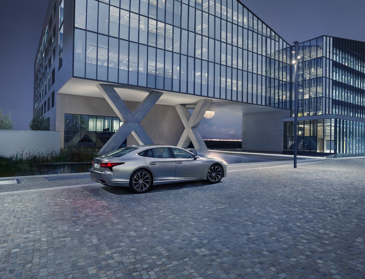 Lexus LS : la limousine Hybride emblématique | Lexus France