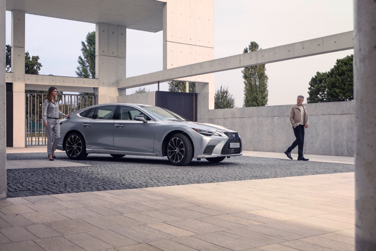 Lexus LS : la limousine Hybride emblématique | Lexus France