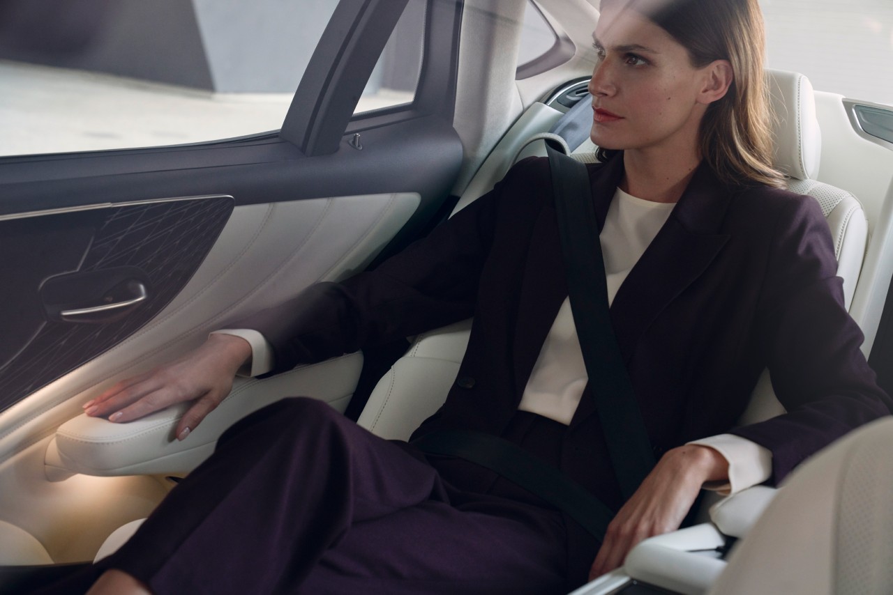 Lexus LS : la limousine Hybride emblématique | Lexus France