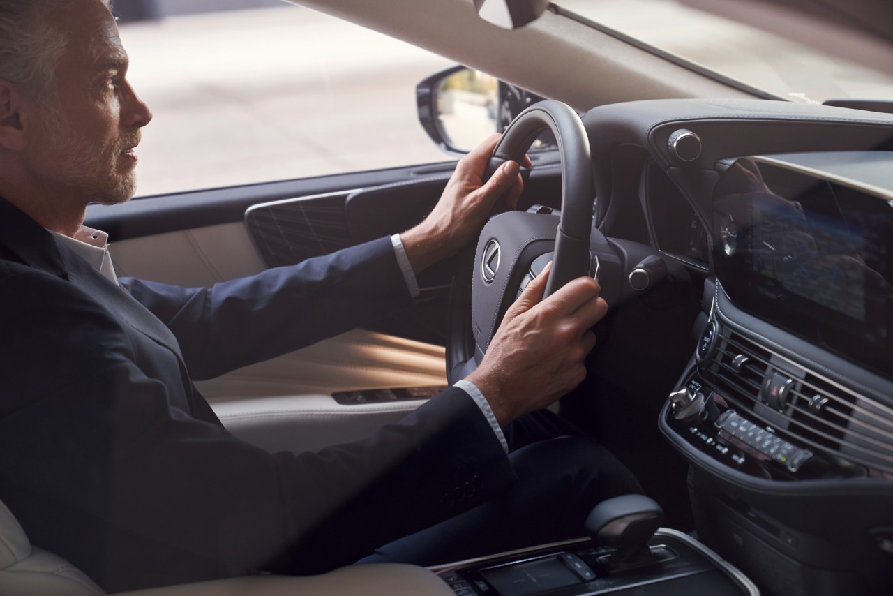 Lexus LS : la limousine Hybride emblématique | Lexus France